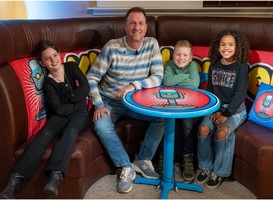 Jochem van Gelder zoekt kinderen met een mening voor podcast 'Kletskoppen'